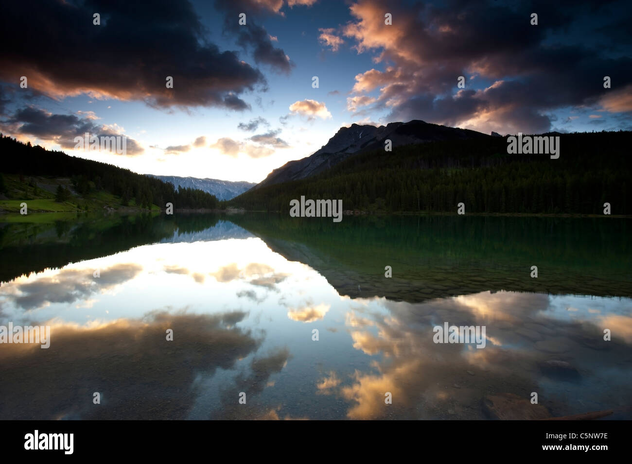 Sunrise over a lake hi-res stock photography and images - Alamy