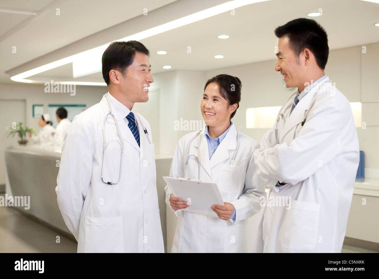 Nurses chatting hi-res stock photography and images - Alamy