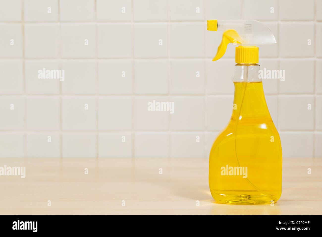 Bottle of yellow cleaning fluid Stock Photo - Alamy