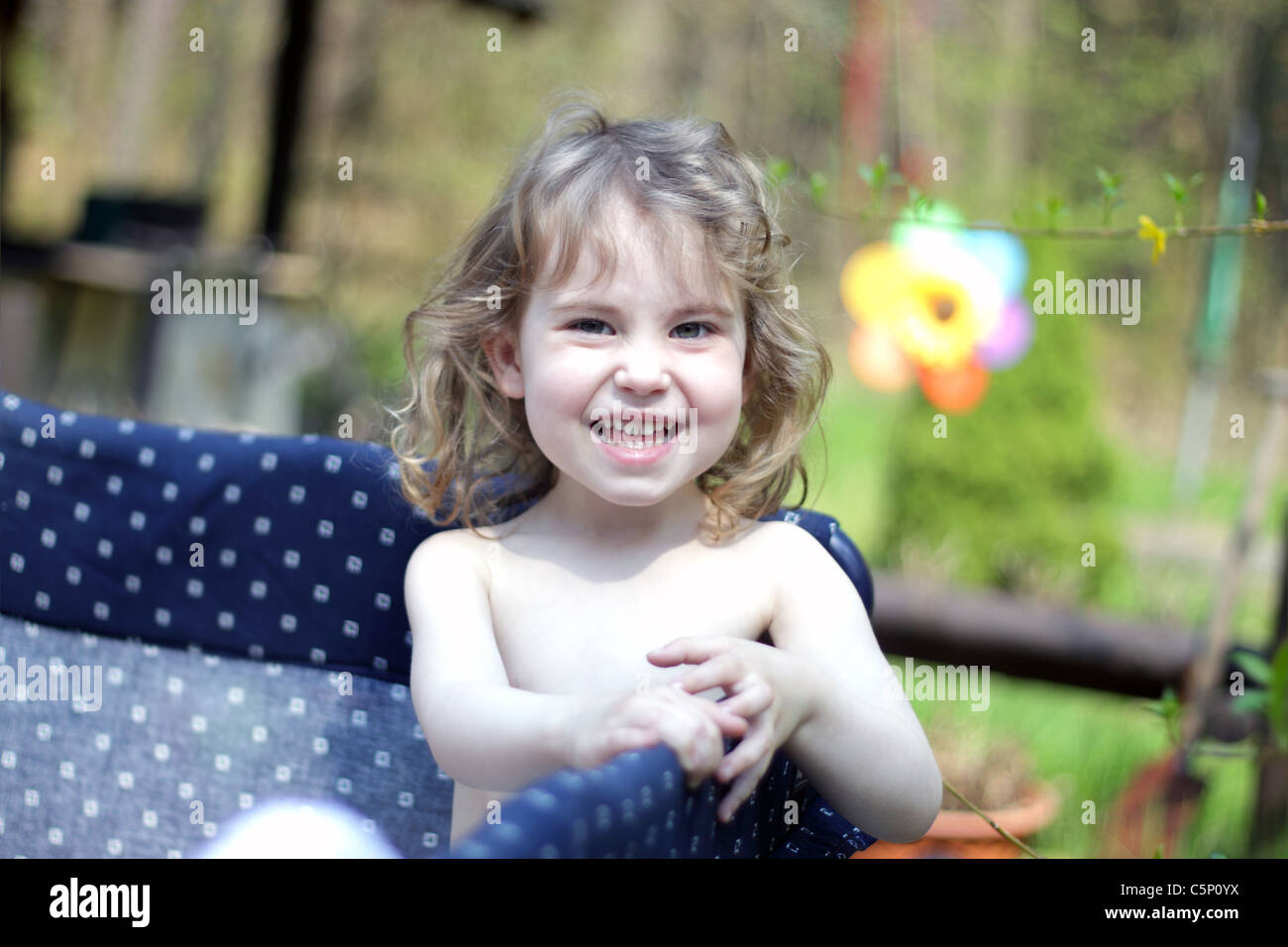 Little girl outside Stock Photo - Alamy