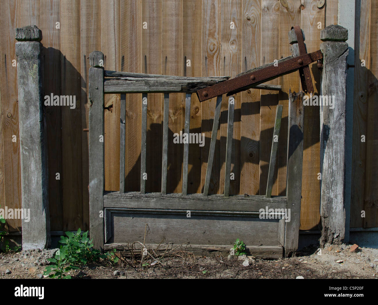 Old rotting garden gate hi-res stock photography and images - Alamy