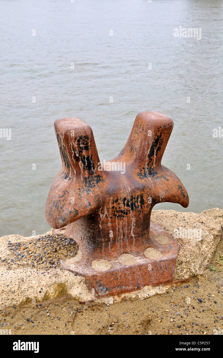 Mooring bollards uk hi-res stock photography and images - Alamy