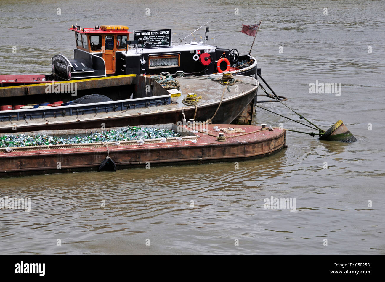 London garbage barge hi-res stock photography and images - Alamy