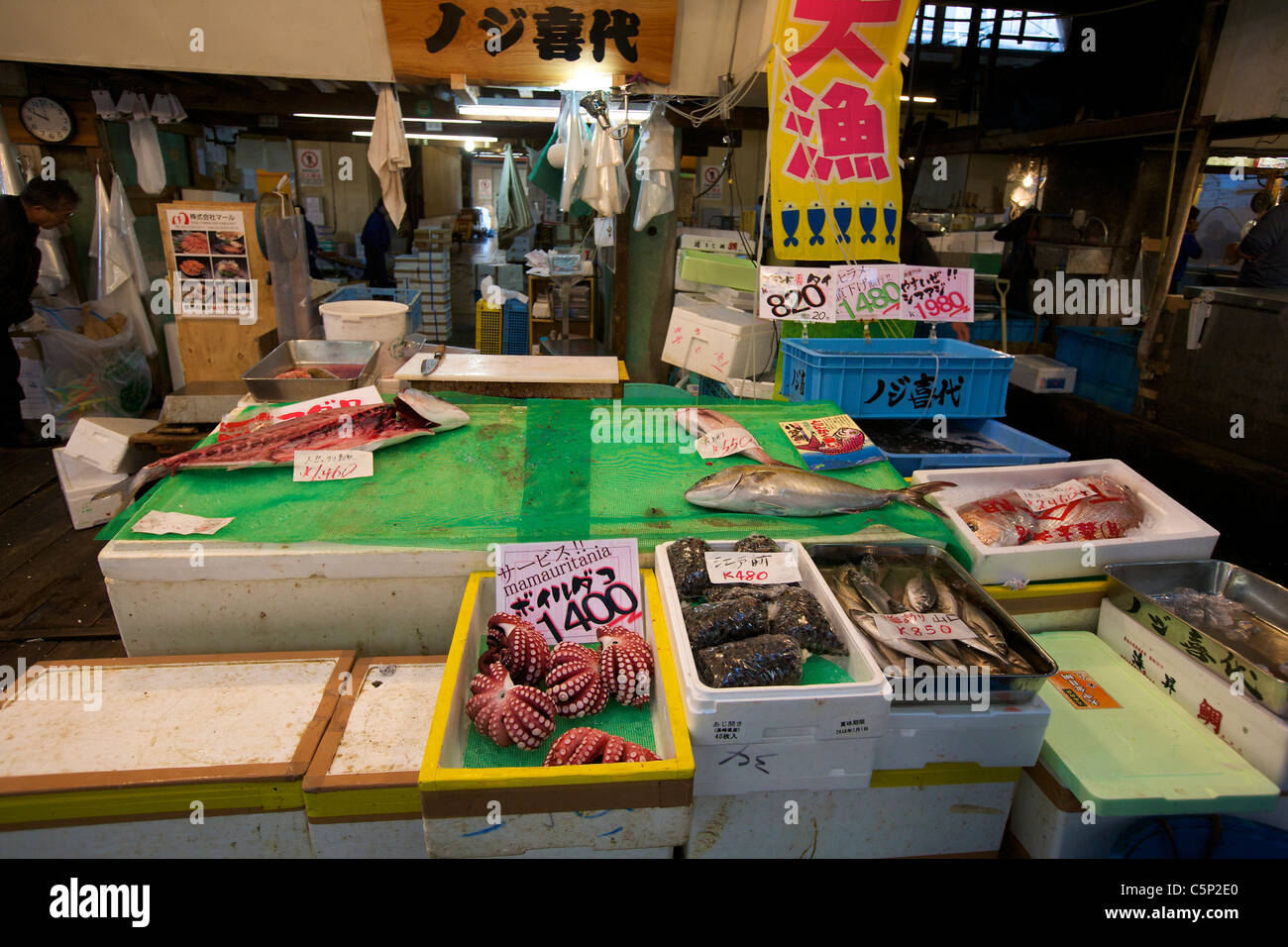 Seafood vendors at the Tsukiji Wholesale Seafood and Fish Market in ...