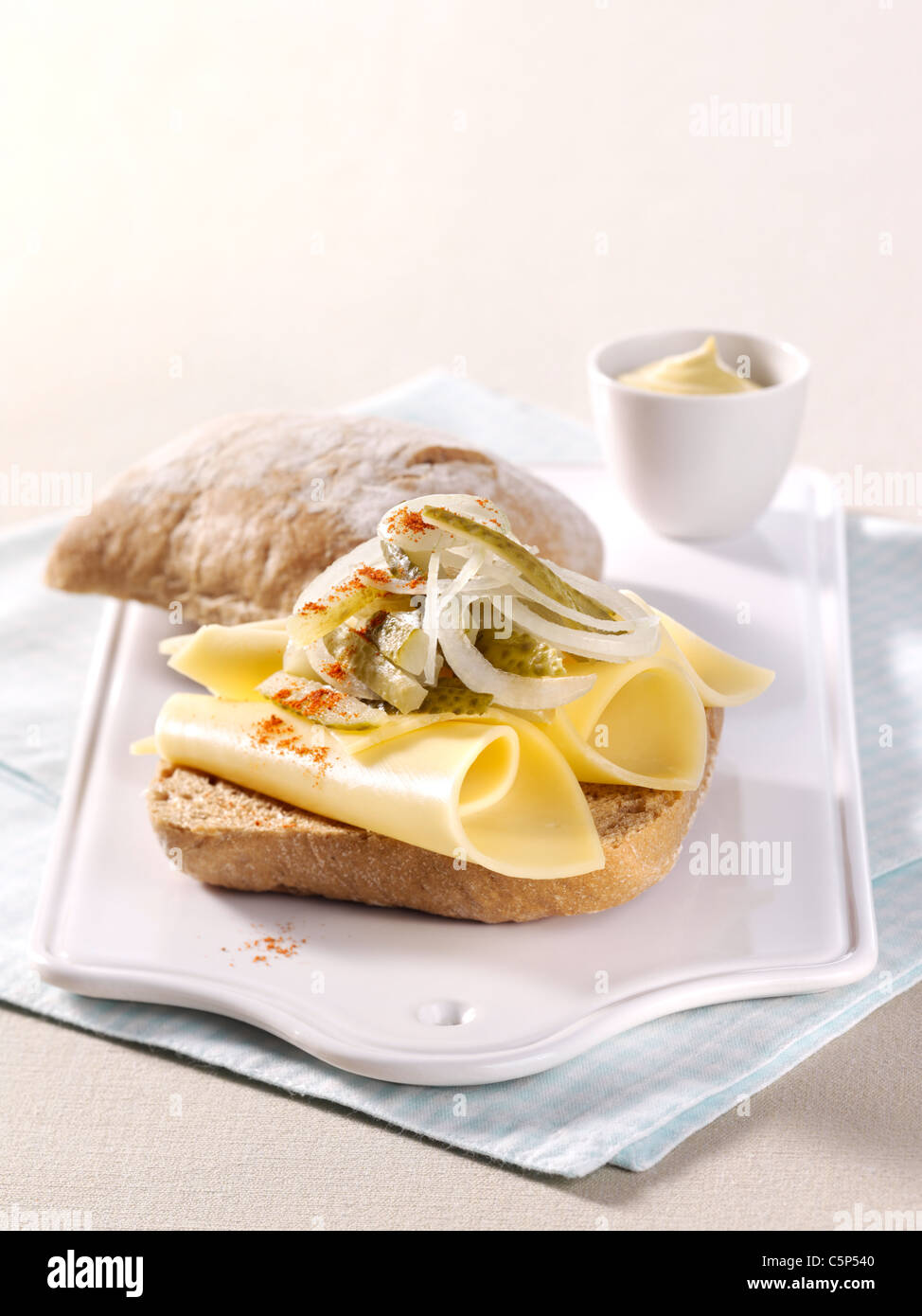 Cheese sandwich with onions (Halve Hahn Stock Photo - Alamy