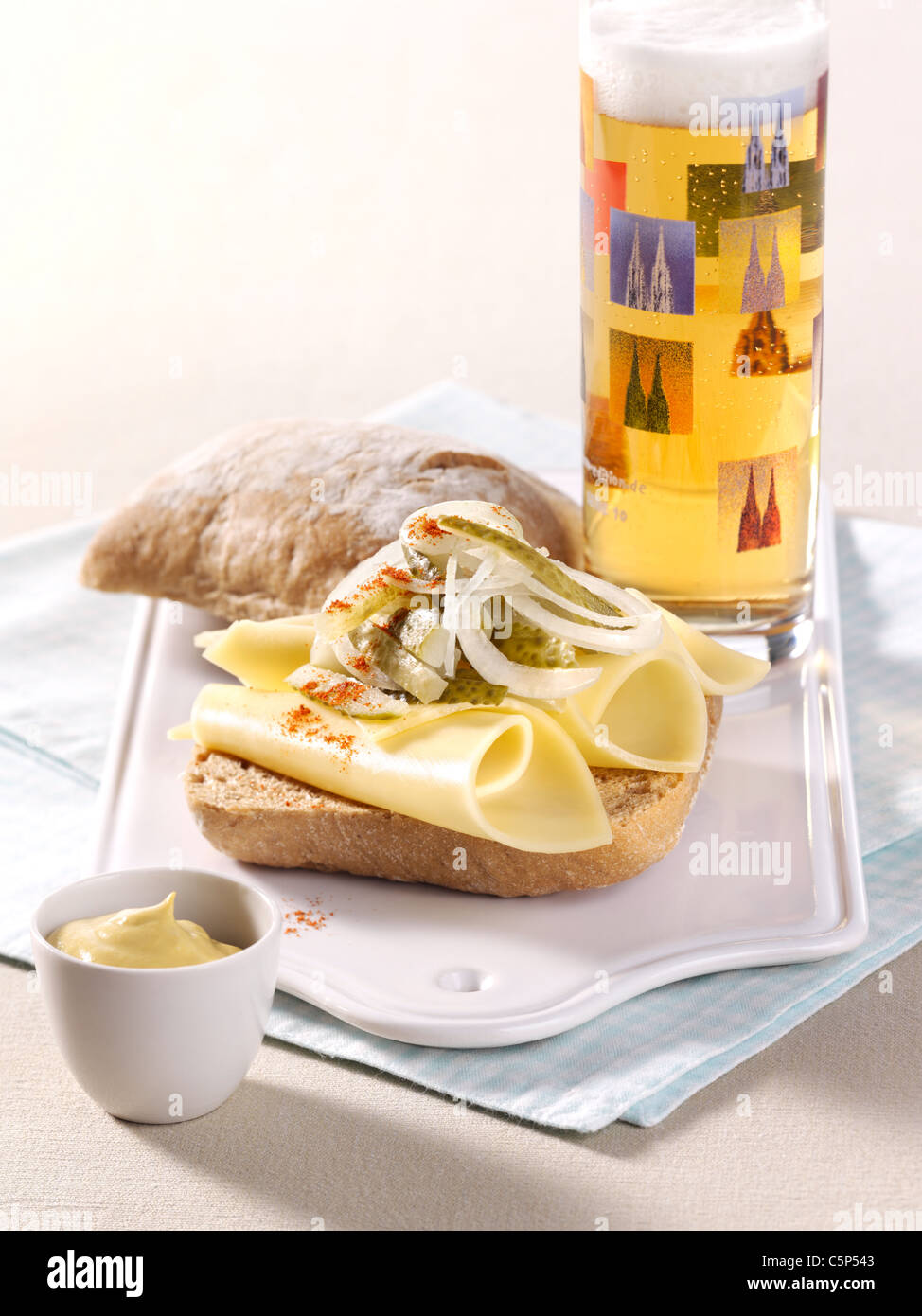 Cheese sandwich with onions (Halve Hahn Stock Photo - Alamy