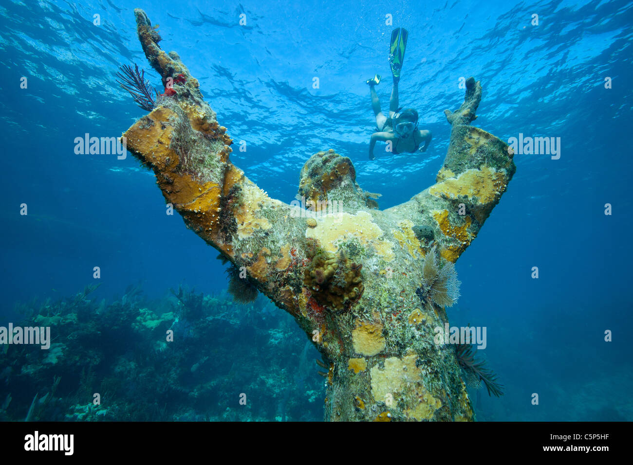 Statue of female diver hi-res stock photography and images - Alamy