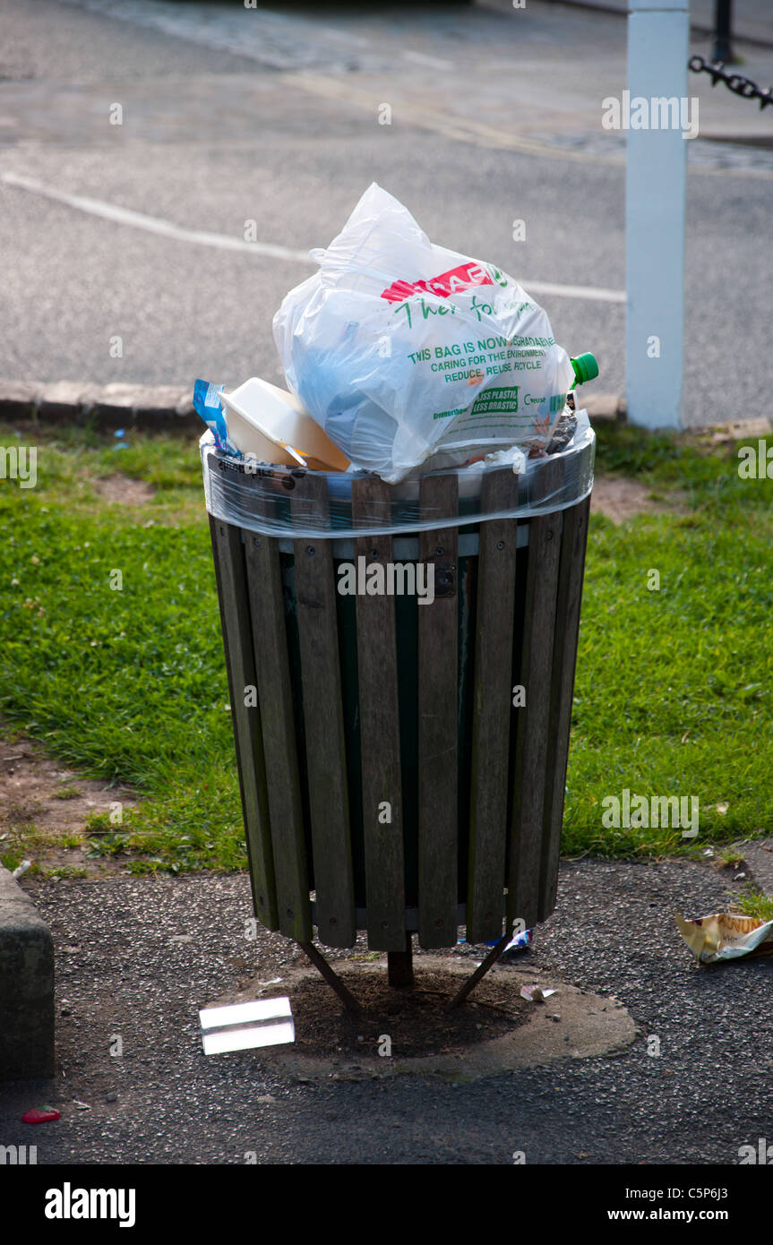 Litter bin full hi-res stock photography and images - Alamy