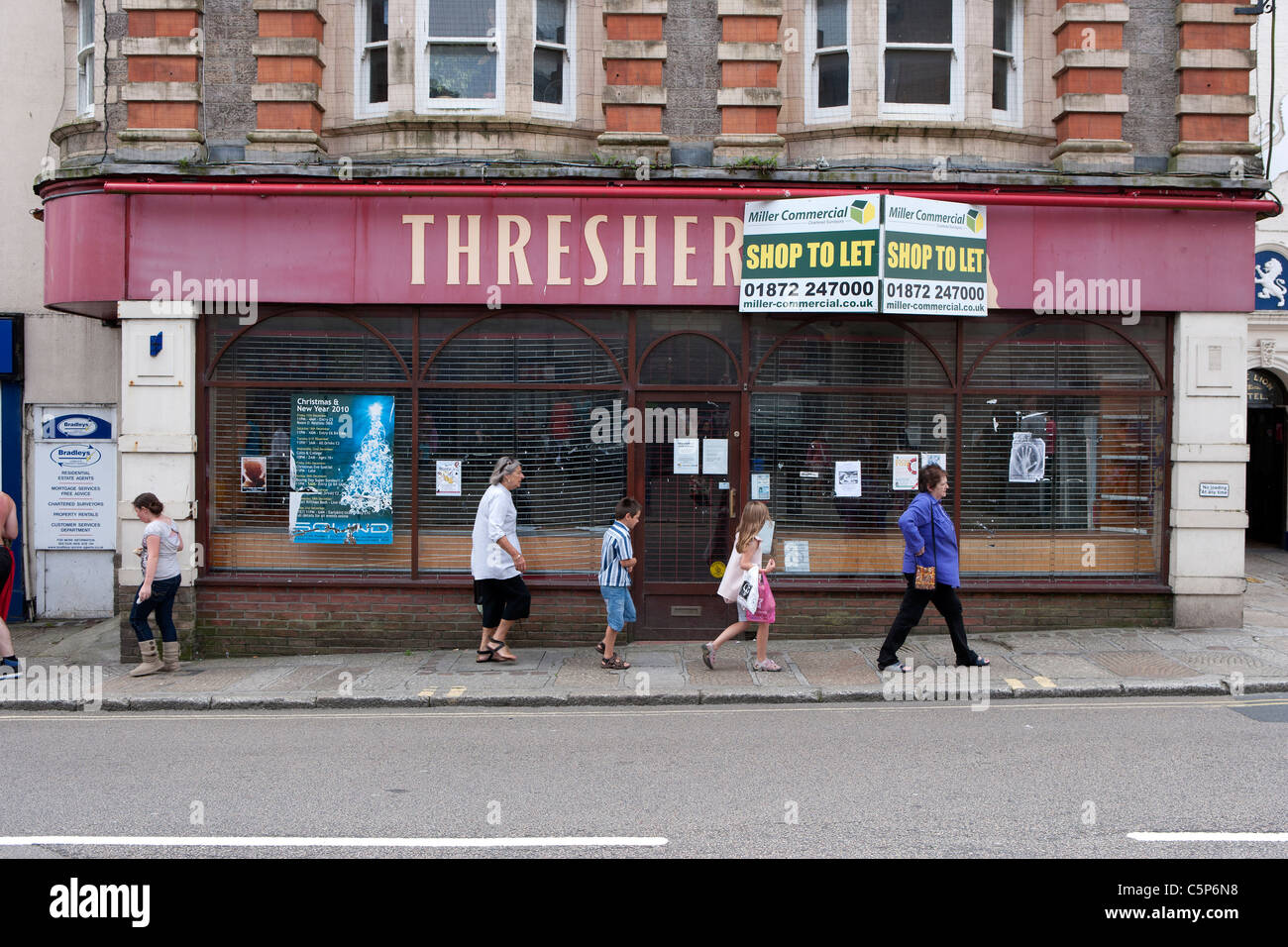 High street wine shop hi-res stock photography and images - Alamy