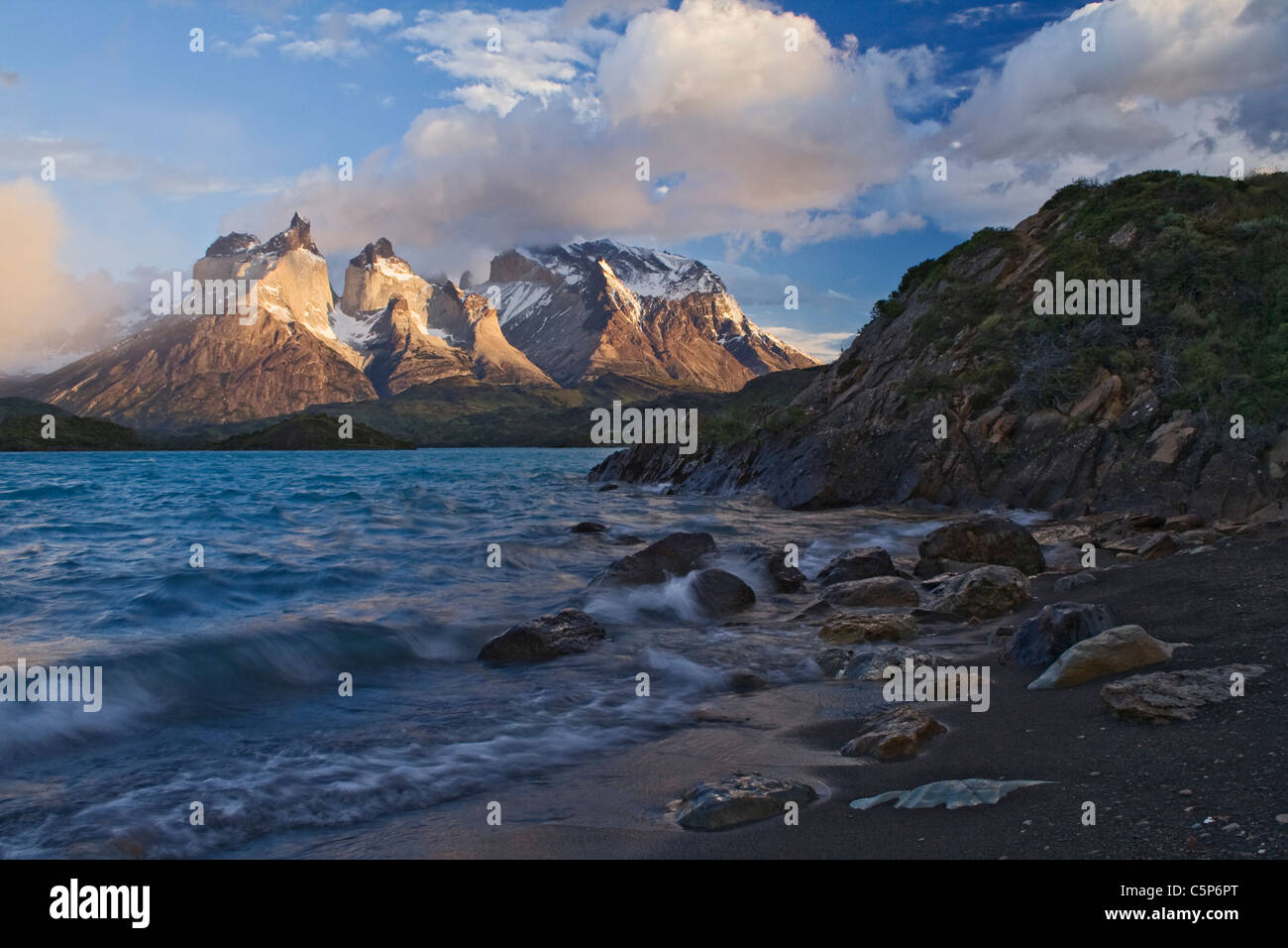Lago Pehoe, Lake Pehoe, and Cuernos del Paine at sunset, Torres del ...