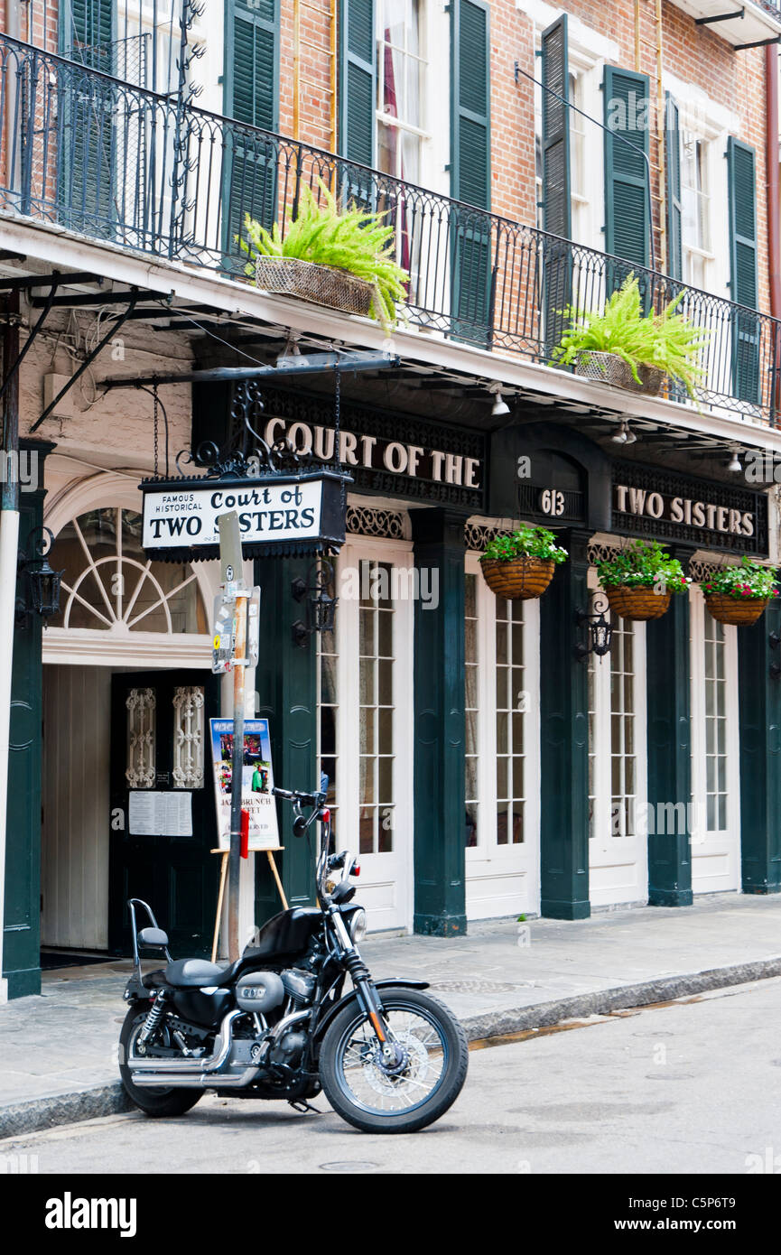 Two sisters court hi-res stock photography and images - Alamy