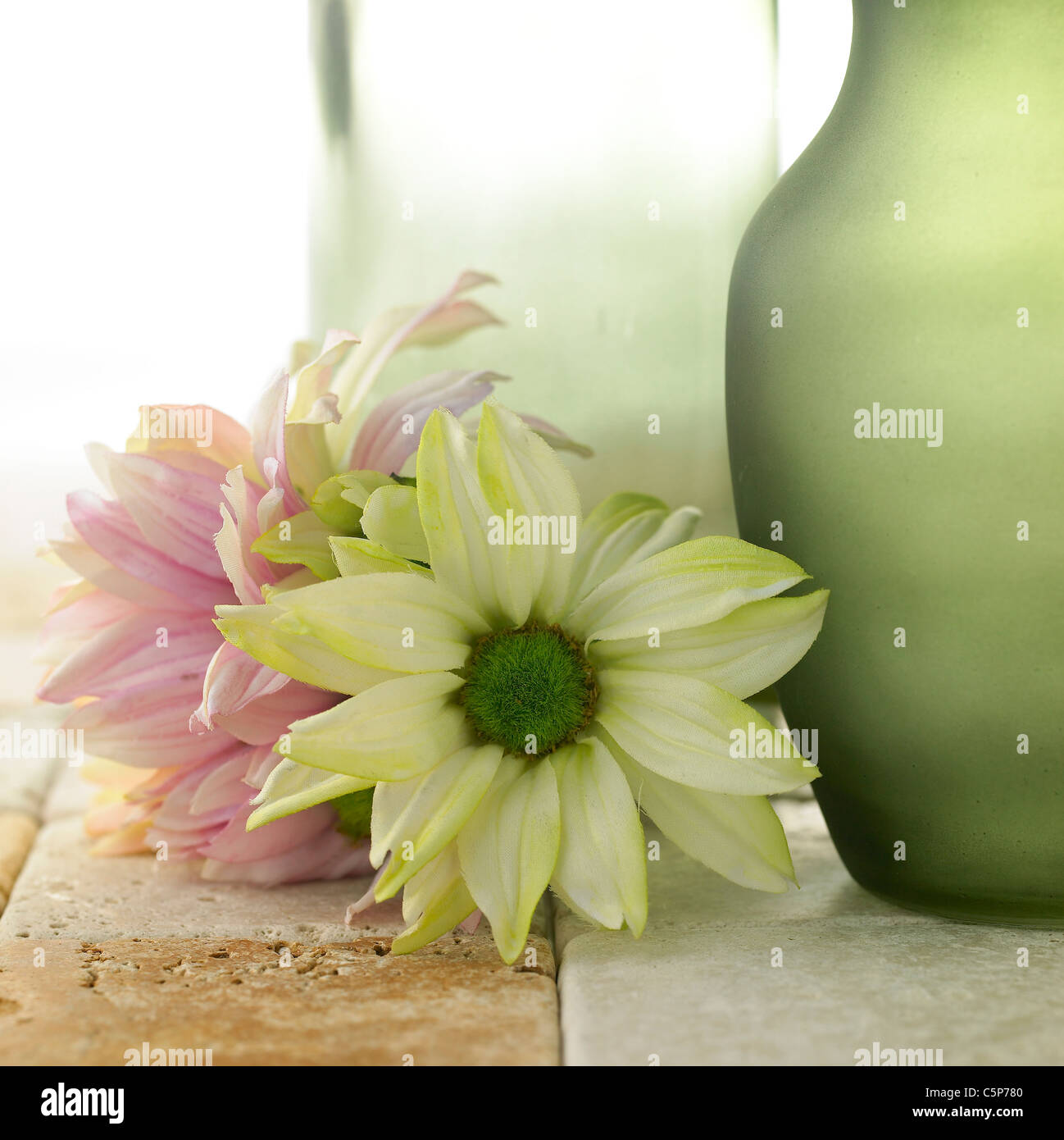 Vases of flowers hi-res stock photography and images - Alamy