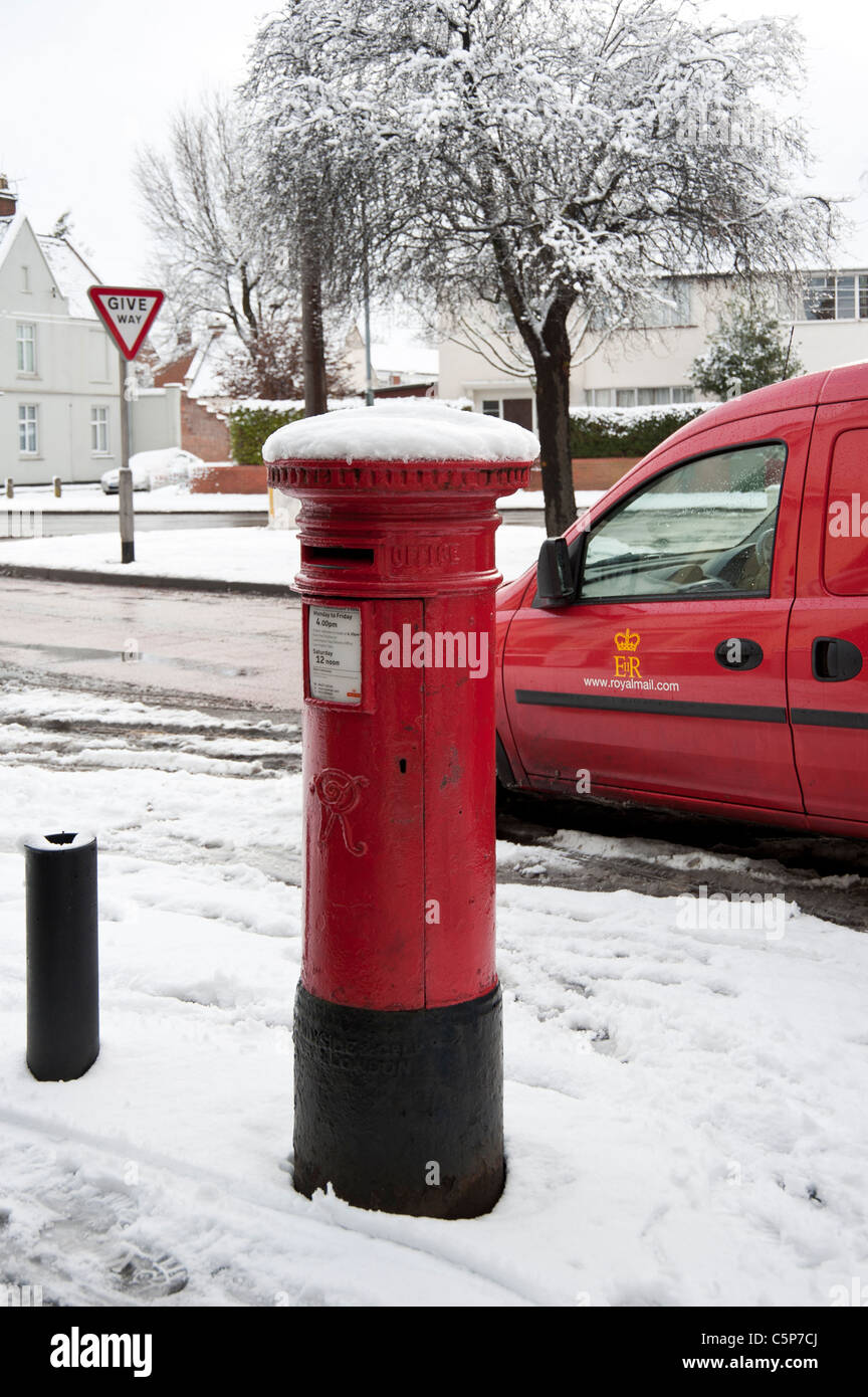 Red royal mail post van hi-res stock photography and images - Alamy