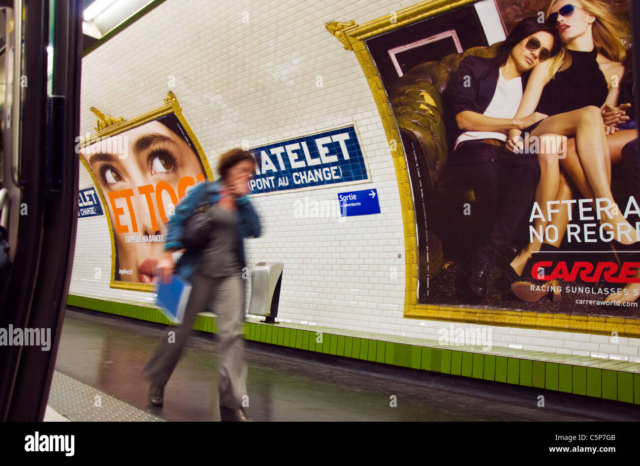 Paris Metro advertising hoardings on a station platform Stock Photo - Alamy