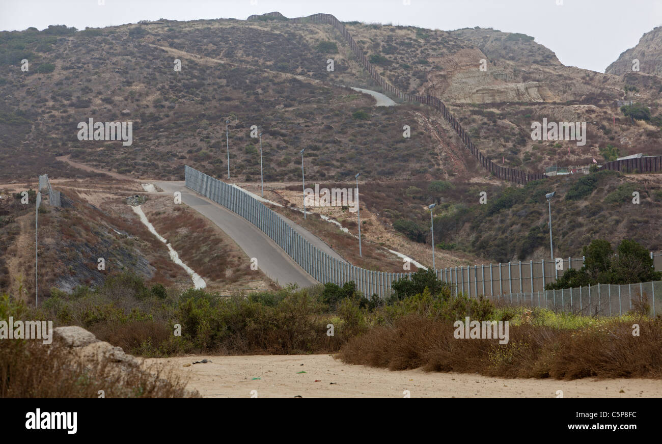 Border security fences hi-res stock photography and images - Alamy