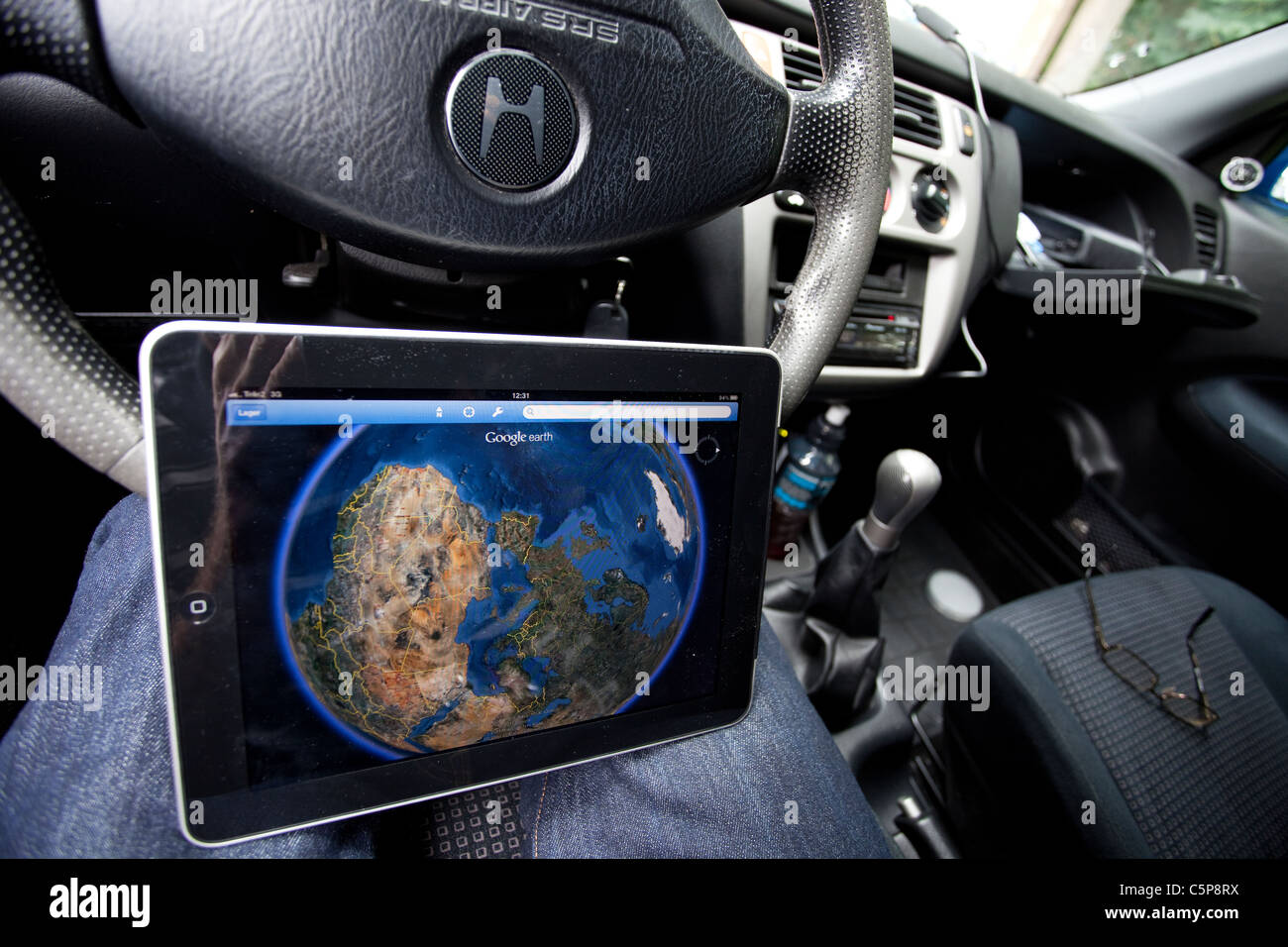 Using iPad for navigation in the car with Google Earth Stock Photo - Alamy