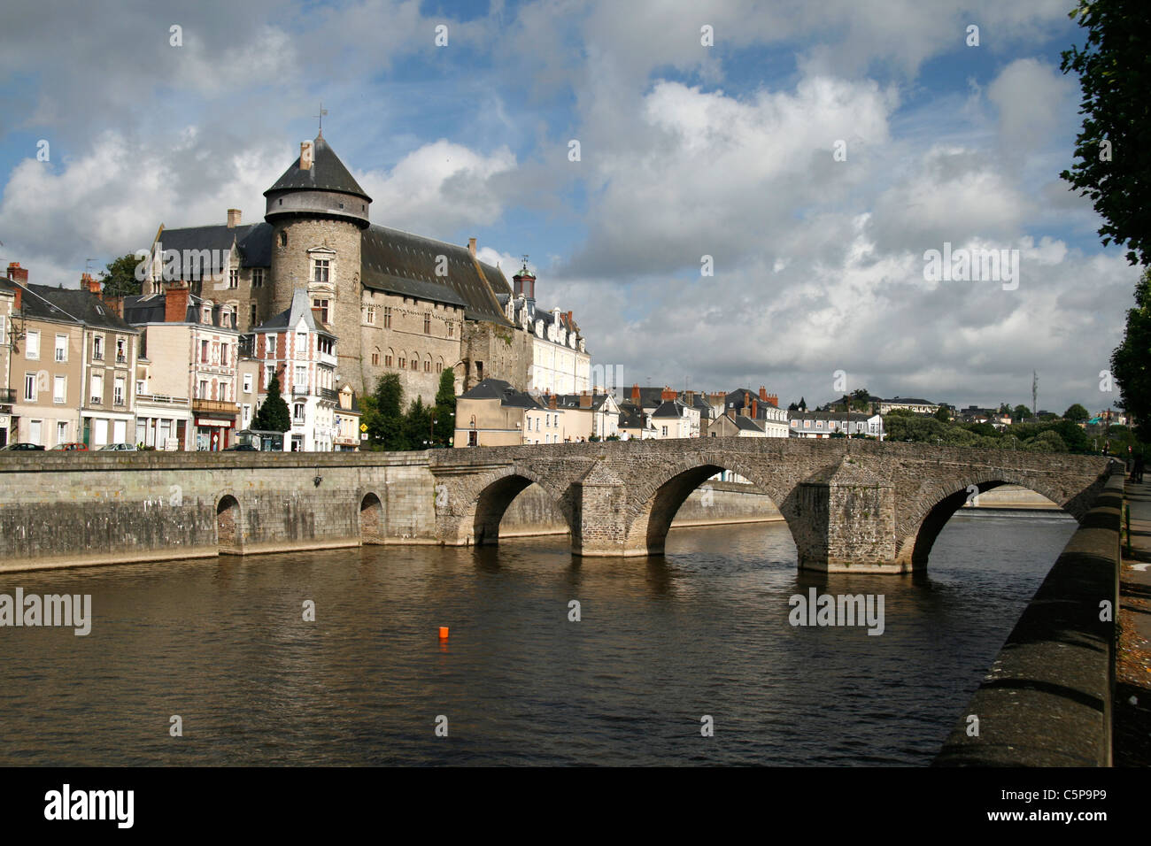 Mayenne city castle river la hi-res stock photography and images - Alamy