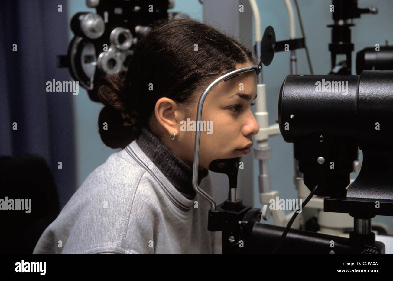Child having eye test hi-res stock photography and images - Alamy