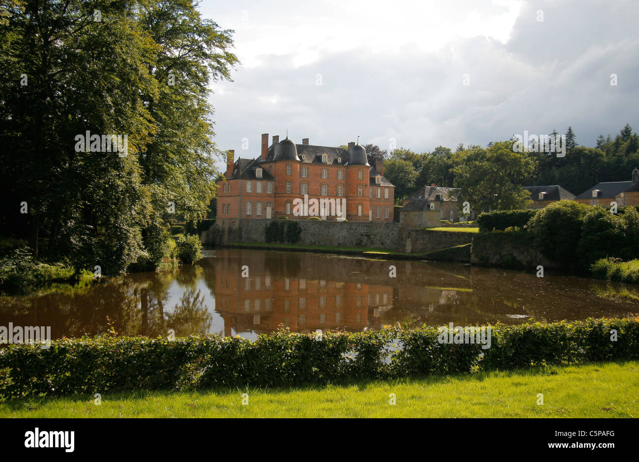 Architecture pond hi-res stock photography and images - Alamy