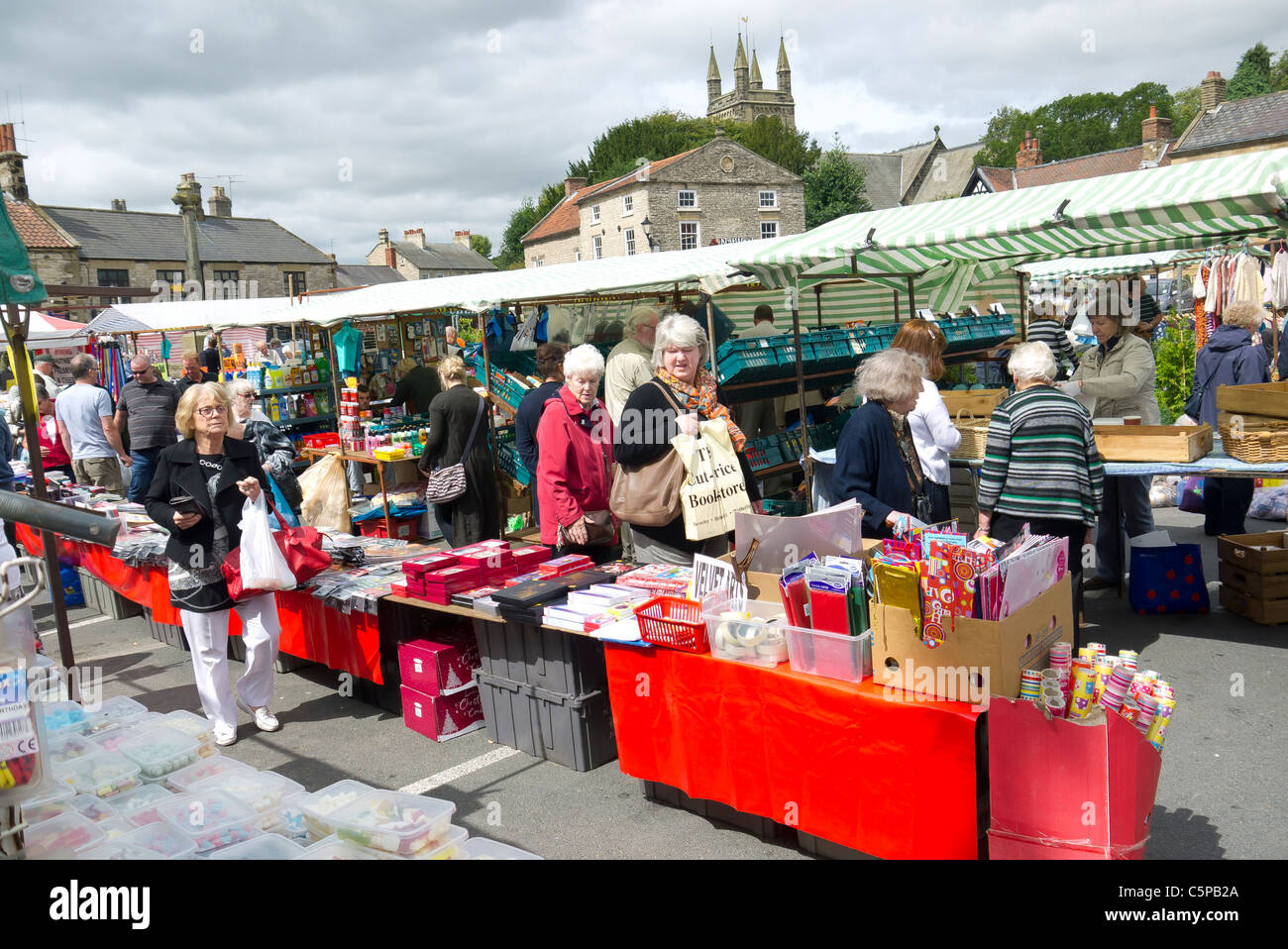 Helmsley market square yorkshire hi-res stock photography and images ...
