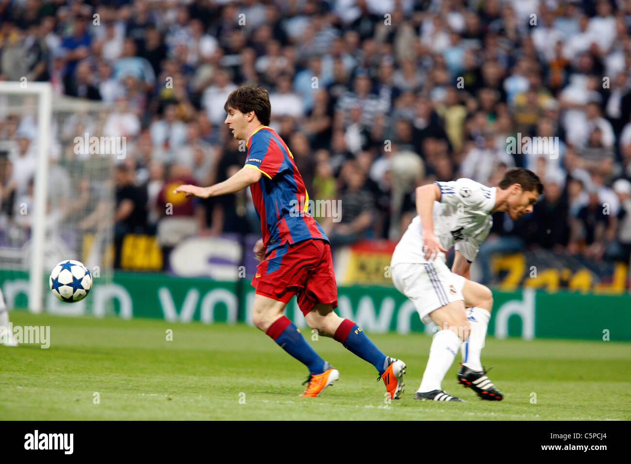 Lionel messi dribbling hi-res stock photography and images - Alamy