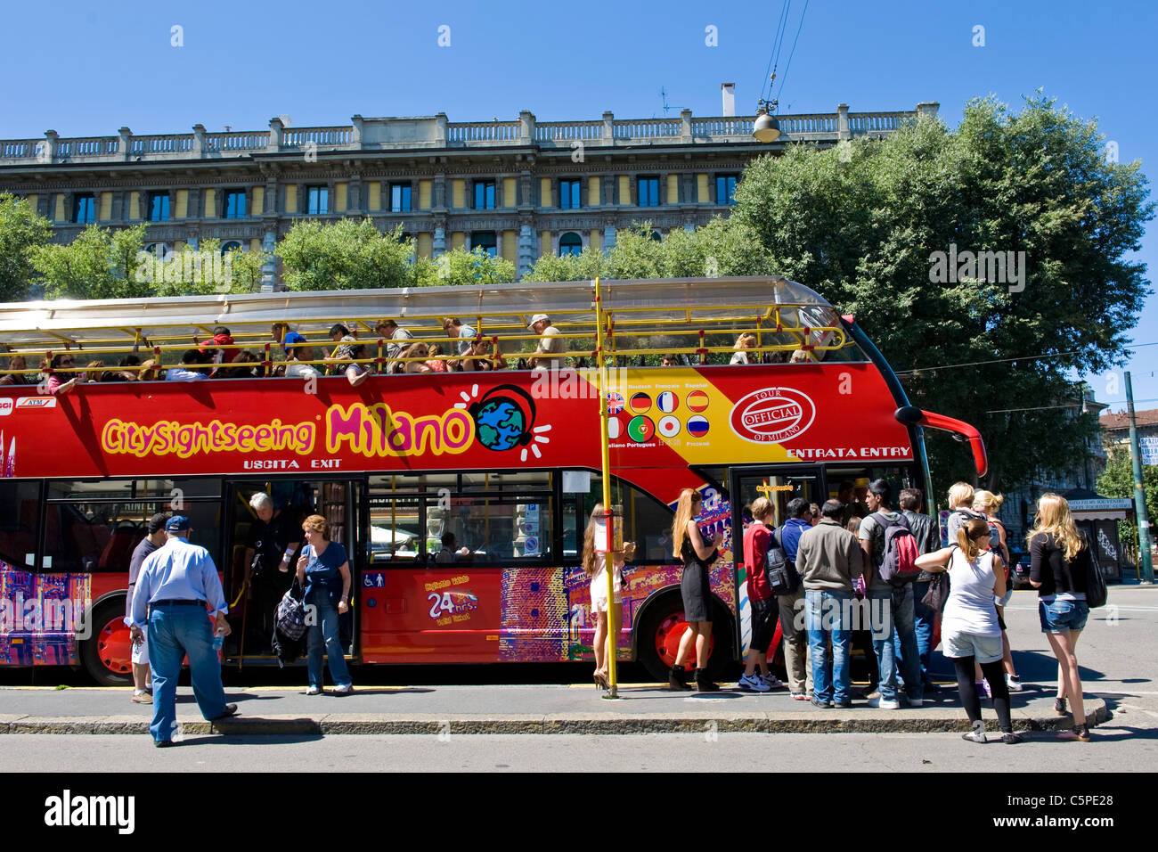 Toursit bus hi-res stock photography and images - Alamy
