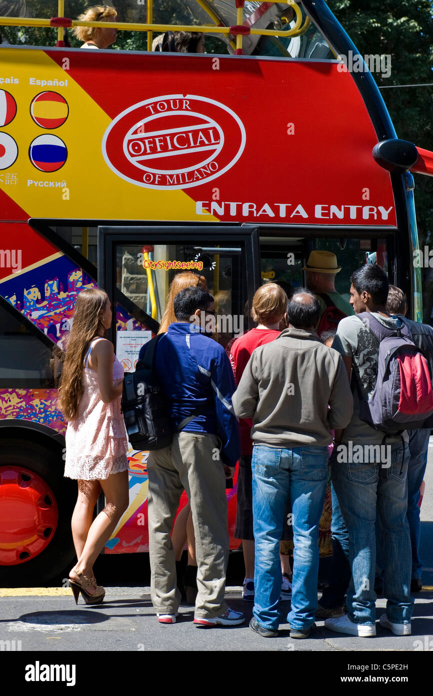 Toursit bus hi-res stock photography and images - Alamy