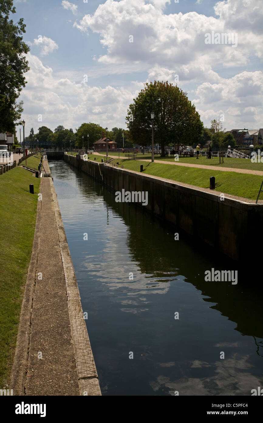 teddington lock river thames teddington middlesex england Stock Photo ...
