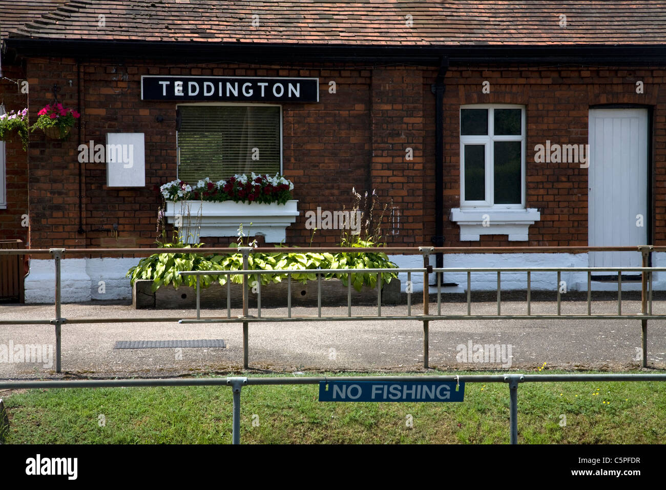Teddington lock sign hi-res stock photography and images - Alamy