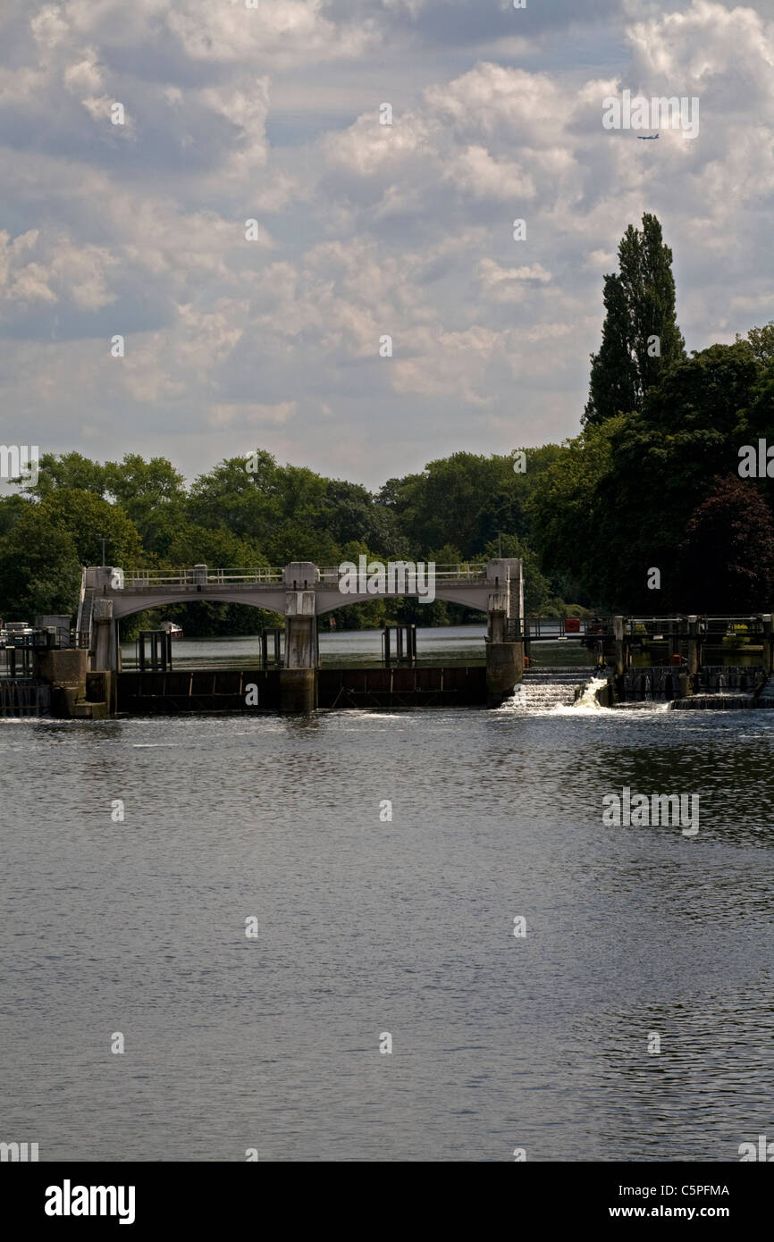teddington lock river thames teddington middlesex england Stock Photo ...