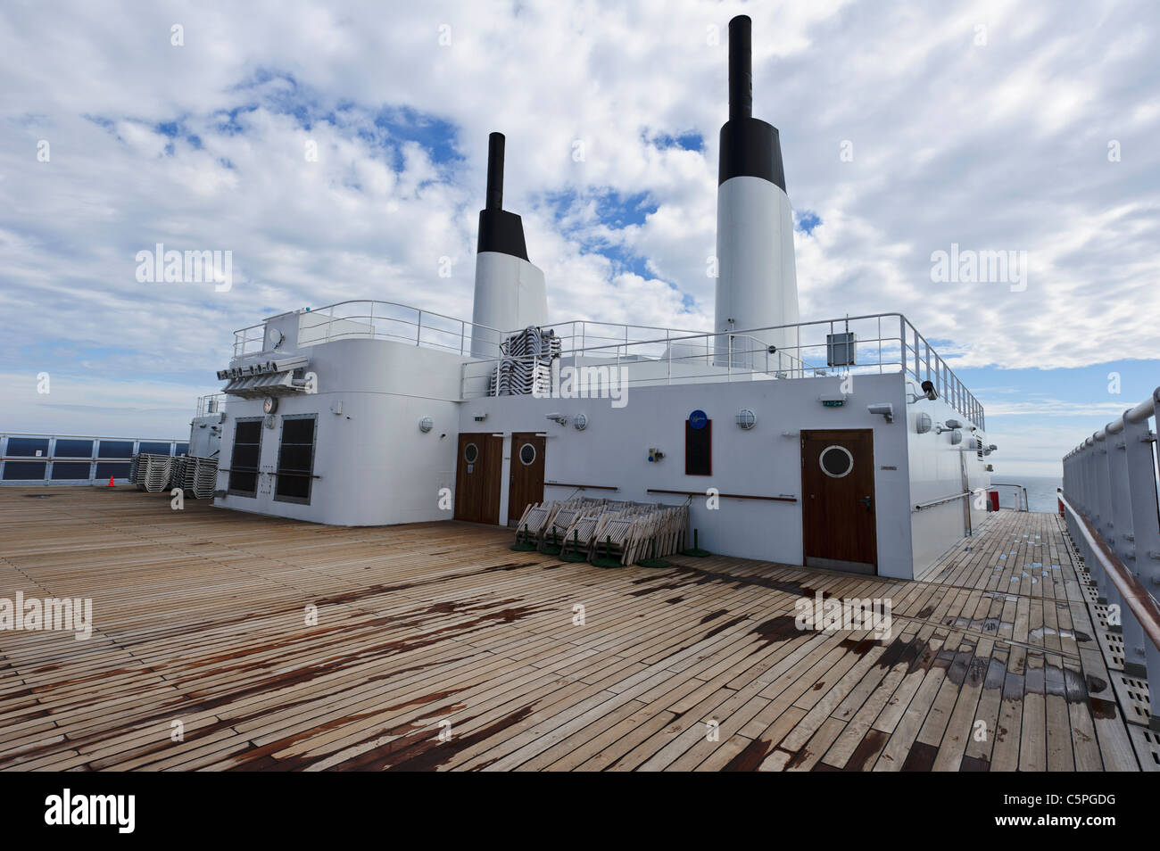Deck 13, Queen Mary 2 Ocean Liner Stock Photo - Alamy