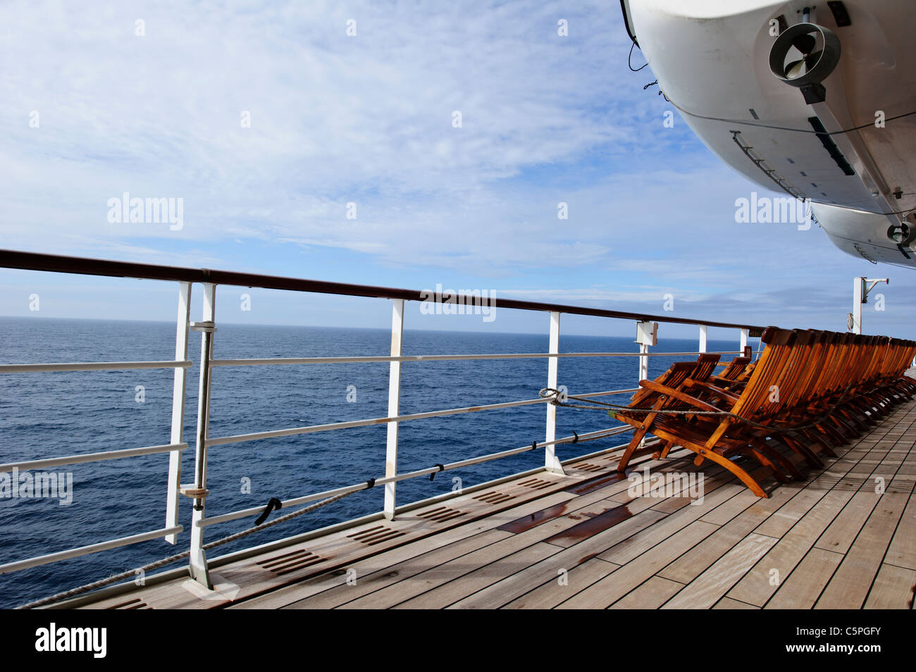 Promenade on Deck 7, Queen Mary 2 Ocean liner Stock Photo - Alamy