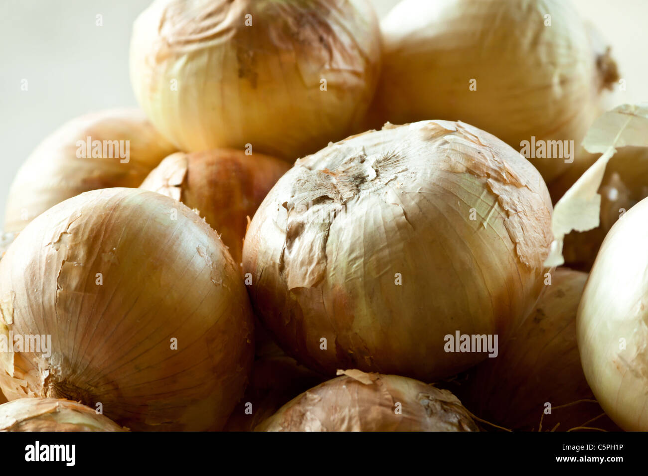 Fresh onions in at a farmer's produce stand Stock Photo - Alamy