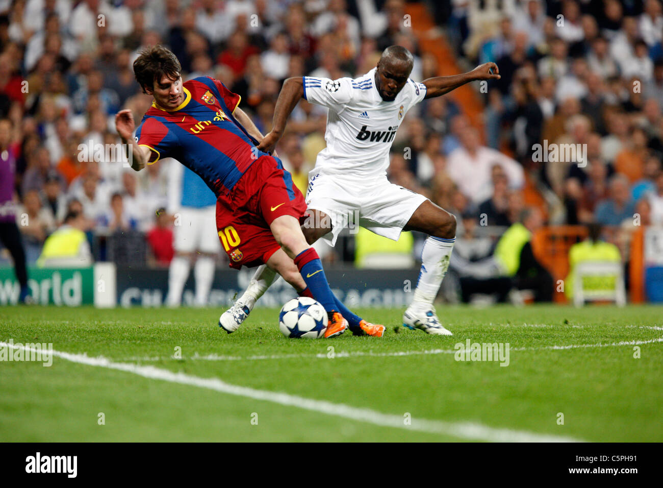 Lionel messi attacking hi-res stock photography and images - Alamy