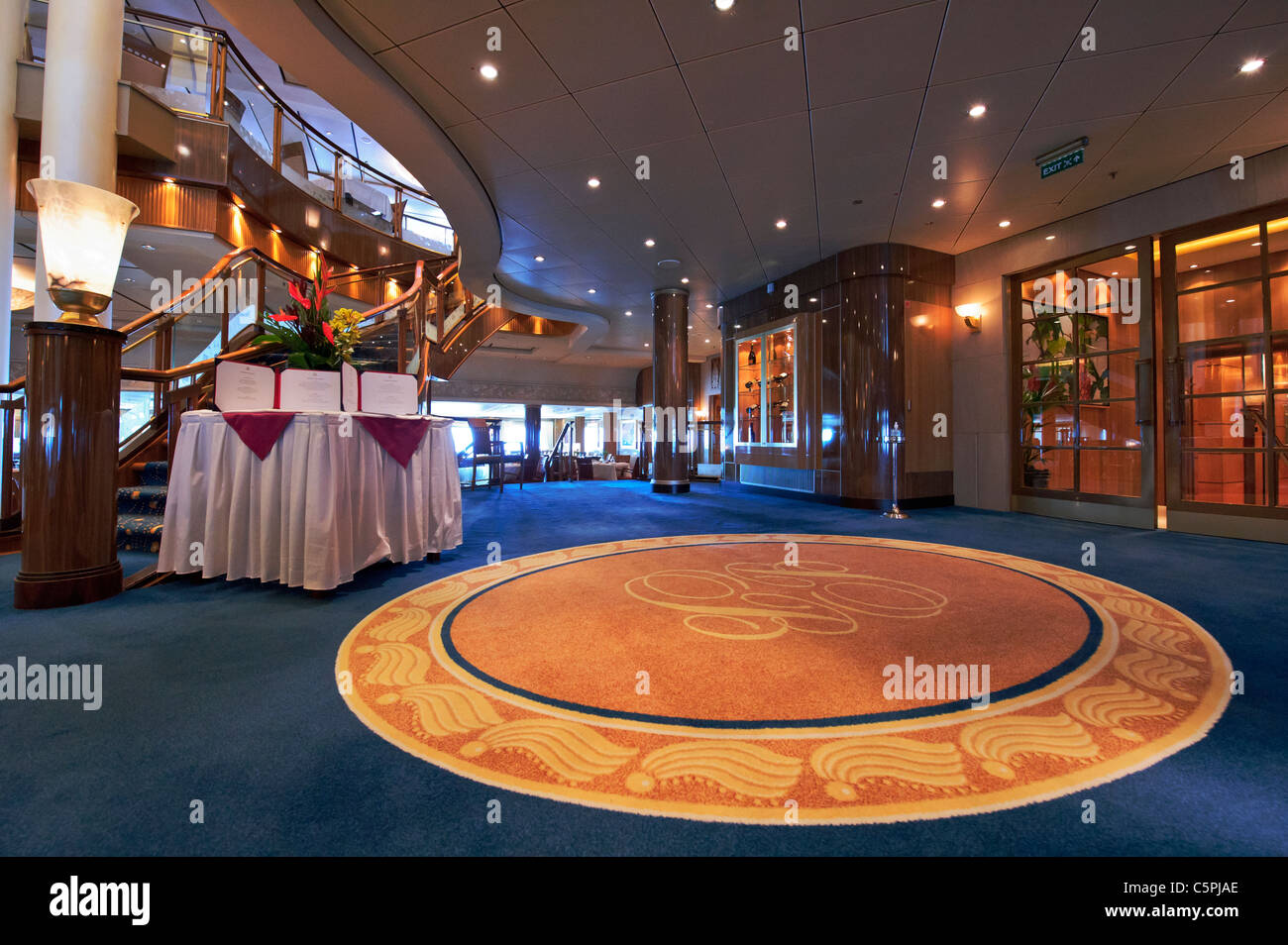 Britannia Restaurant, Cunard Queen Mary 2 Ocean Liner Stock Photo - Alamy