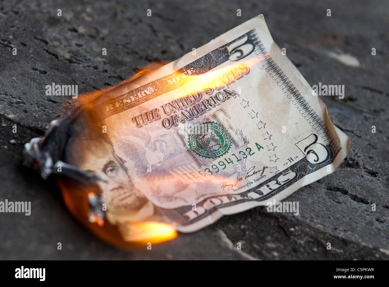 Us burning currency five dollar bill fire hi-res stock photography and ...
