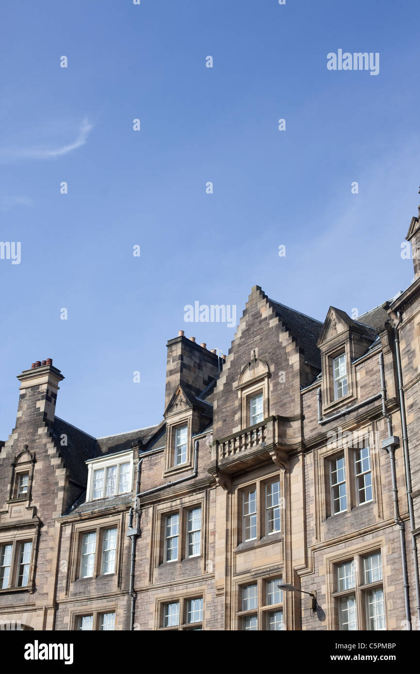 Buildings on Victoria Street, Edinburgh, Scotland with blue sky Stock ...