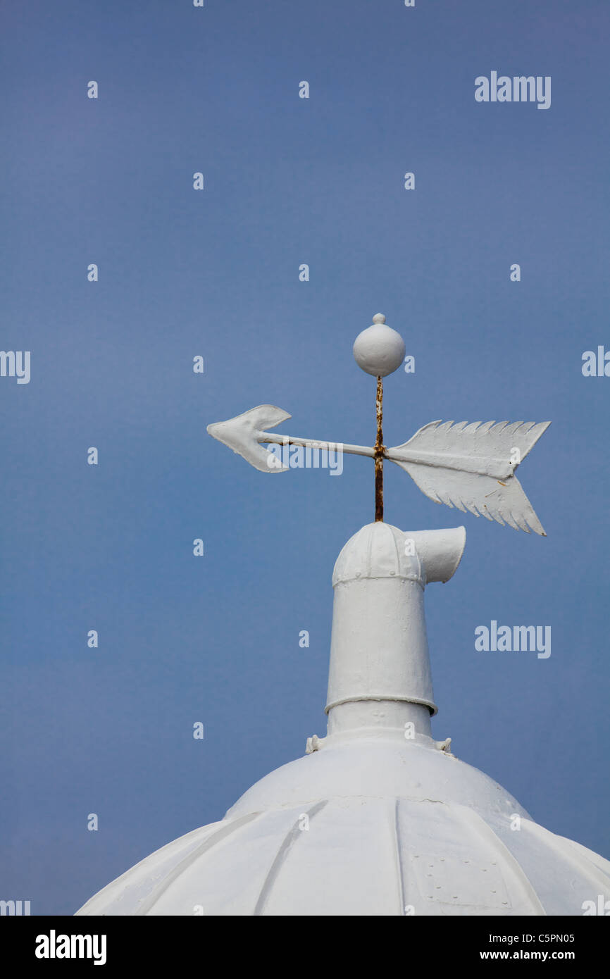 Arrow sign sky architecture hi-res stock photography and images - Alamy