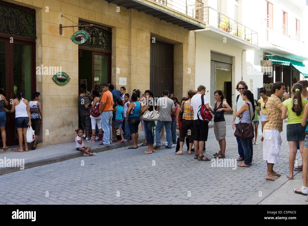 Queue at museum hi-res stock photography and images - Alamy