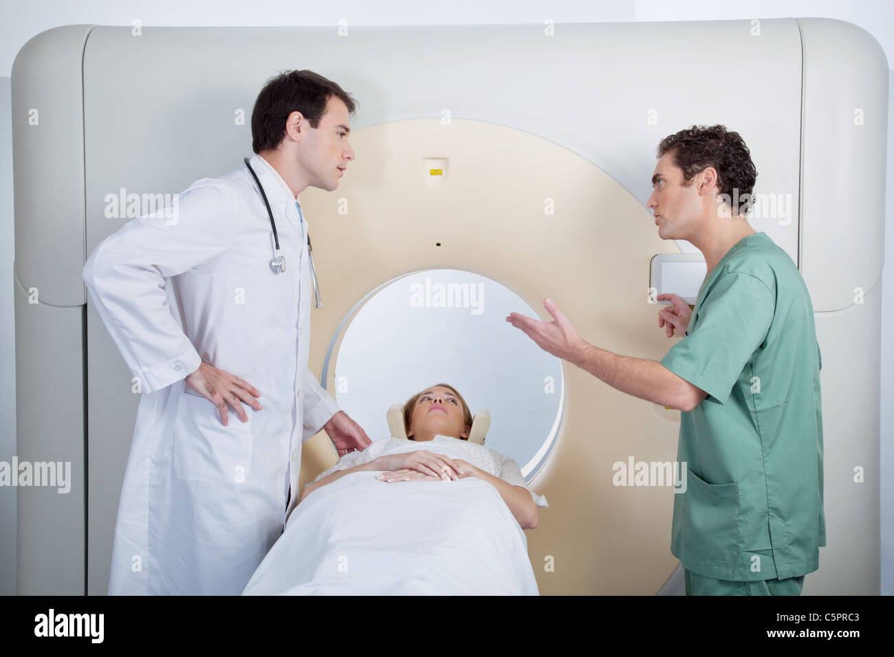 A doctor and technician discussing a CT scan Stock Photo - Alamy