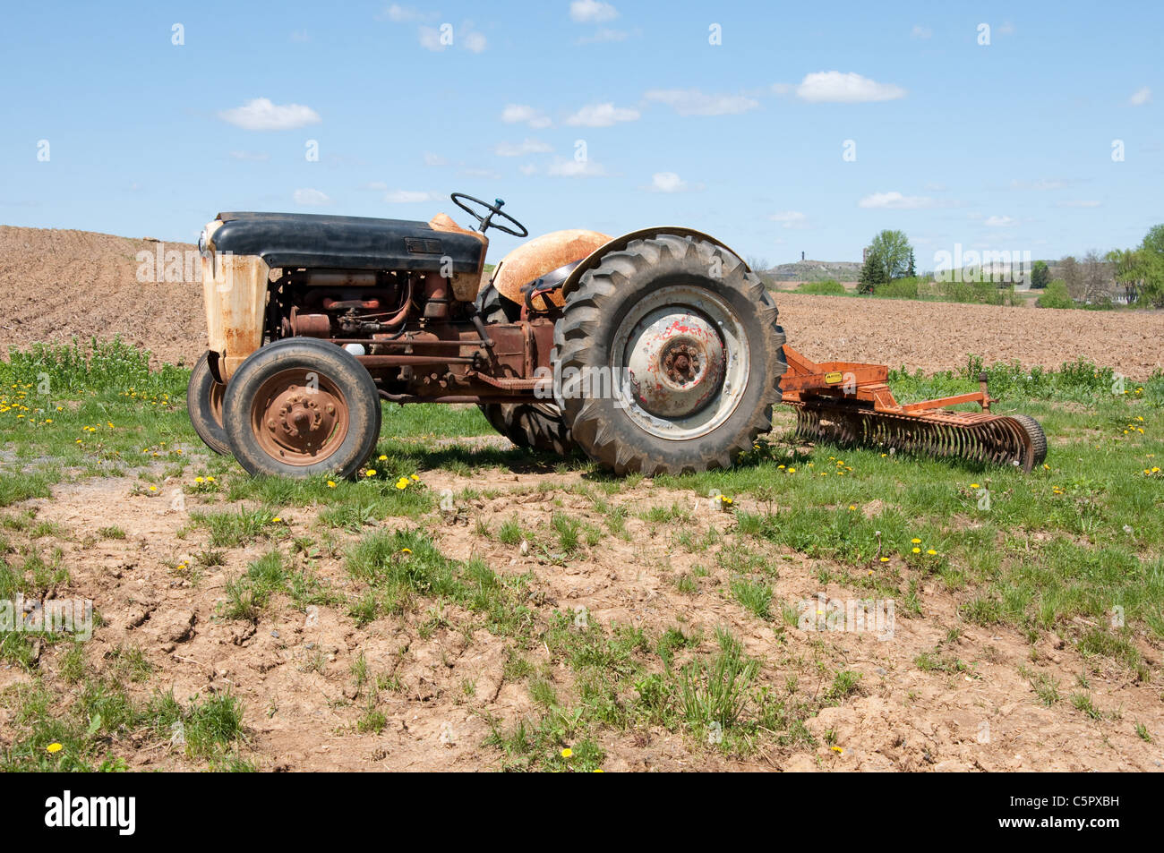 Rusty old farm tractor hi-res stock photography and images - Alamy