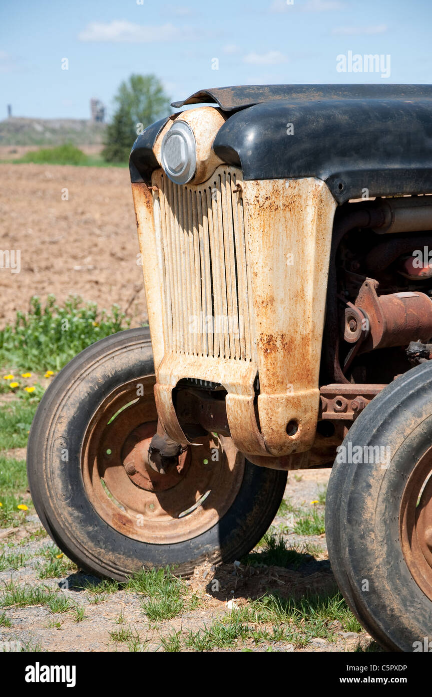 Rusty old farm tractor hi-res stock photography and images - Alamy