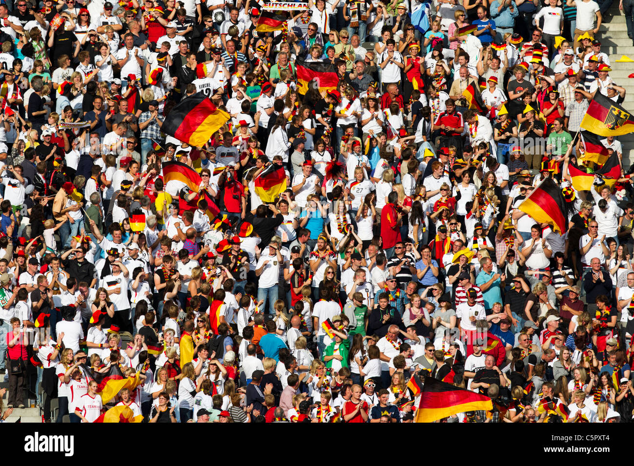 Stadium wave crowd spectators hi-res stock photography and images - Alamy