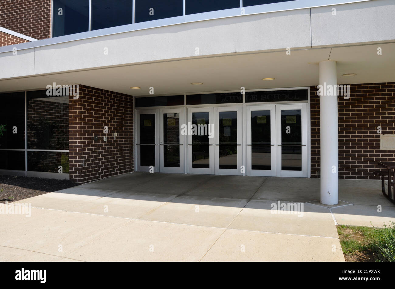 Elementary school building exterior hi-res stock photography and images ...