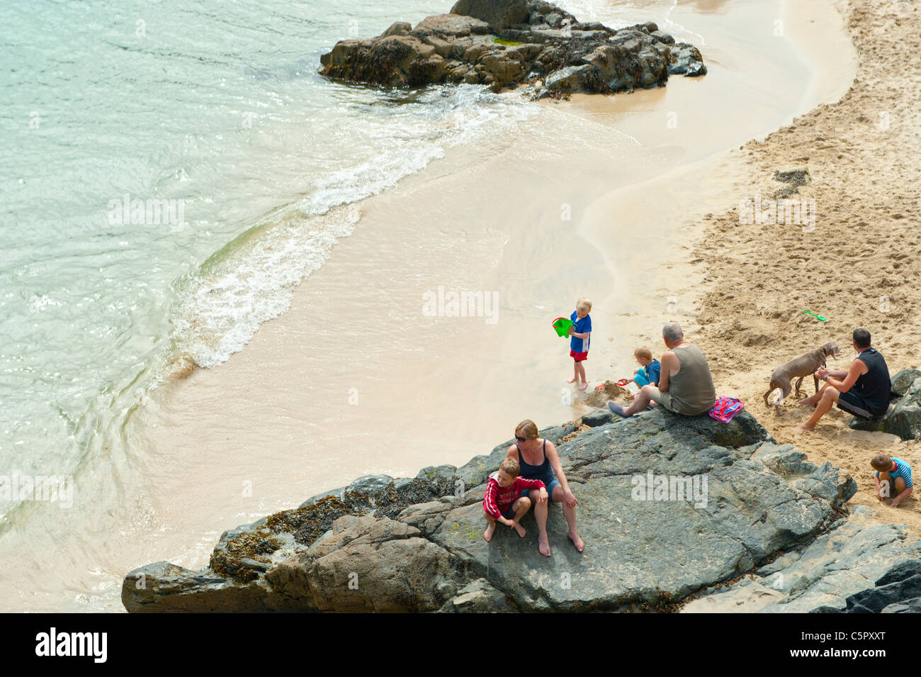 British beach family hi-res stock photography and images - Alamy