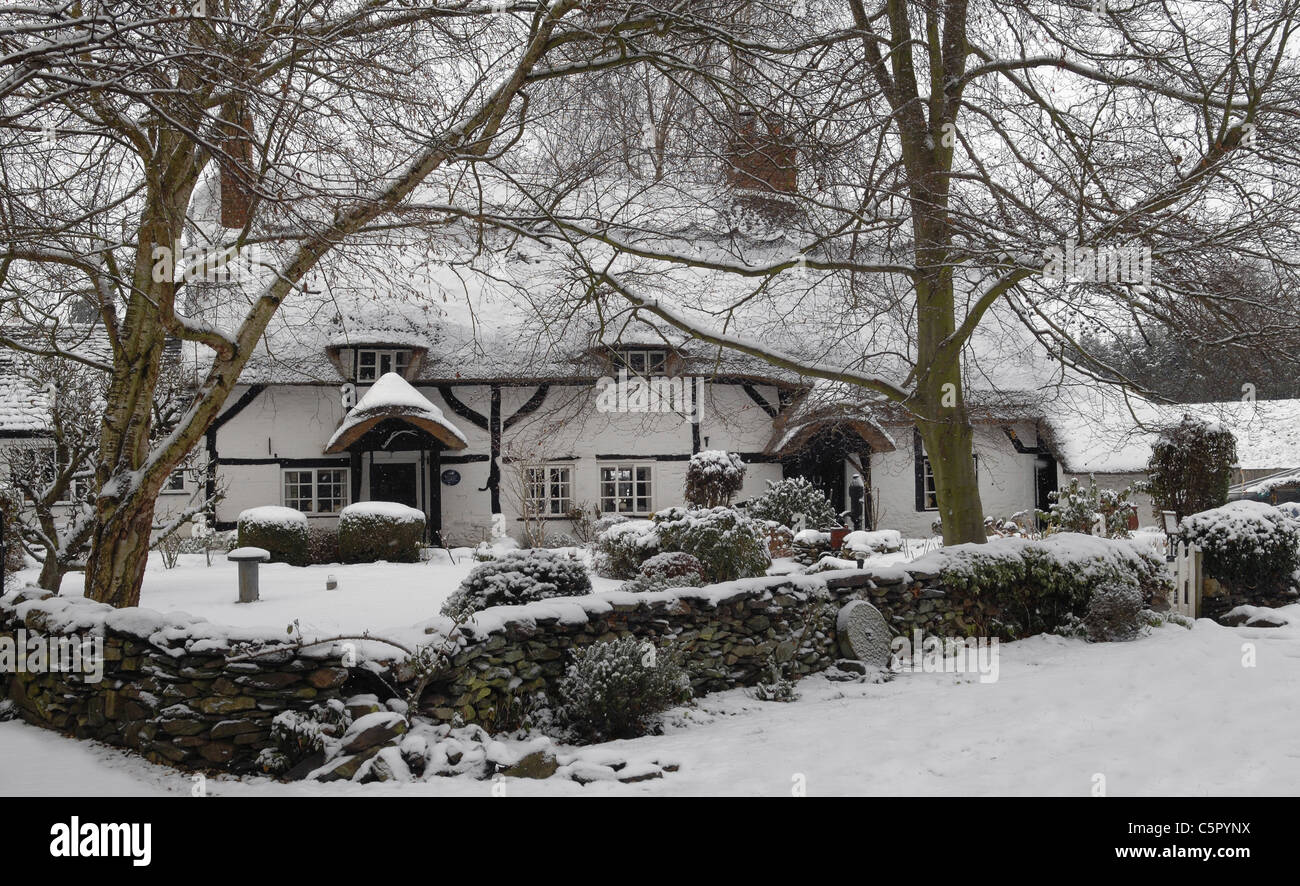 English cottage winter hi-res stock photography and images - Alamy