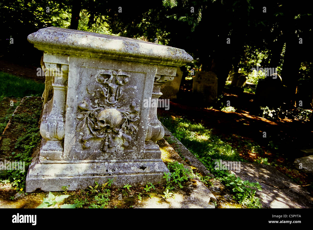 Tomb with skull at Hampstead Cemetery in London Stock Photo - Alamy