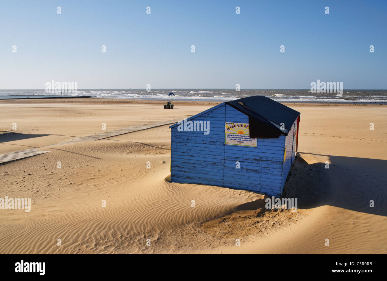 Blue Beach Hut - Margate Beach Stock Photo - Alamy