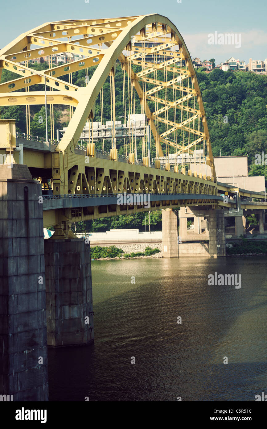 Yellow bridge in pittsburgh pennsylvania hi-res stock photography and ...