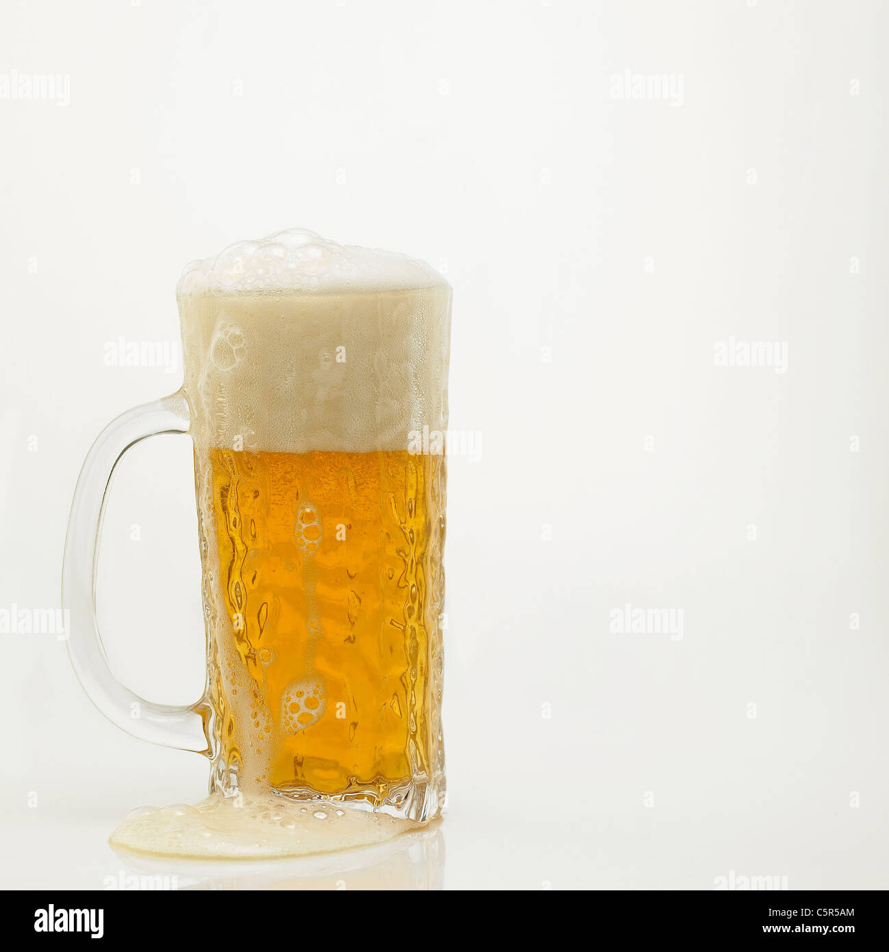 Overflowing beer glass hi-res stock photography and images - Alamy